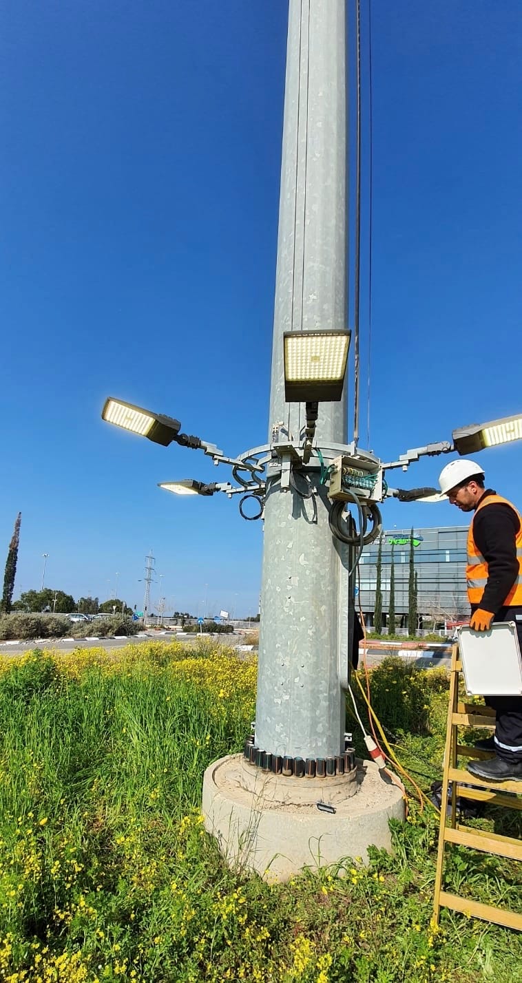 High Mast LED Lights: Roadway Illumination & Efficiency