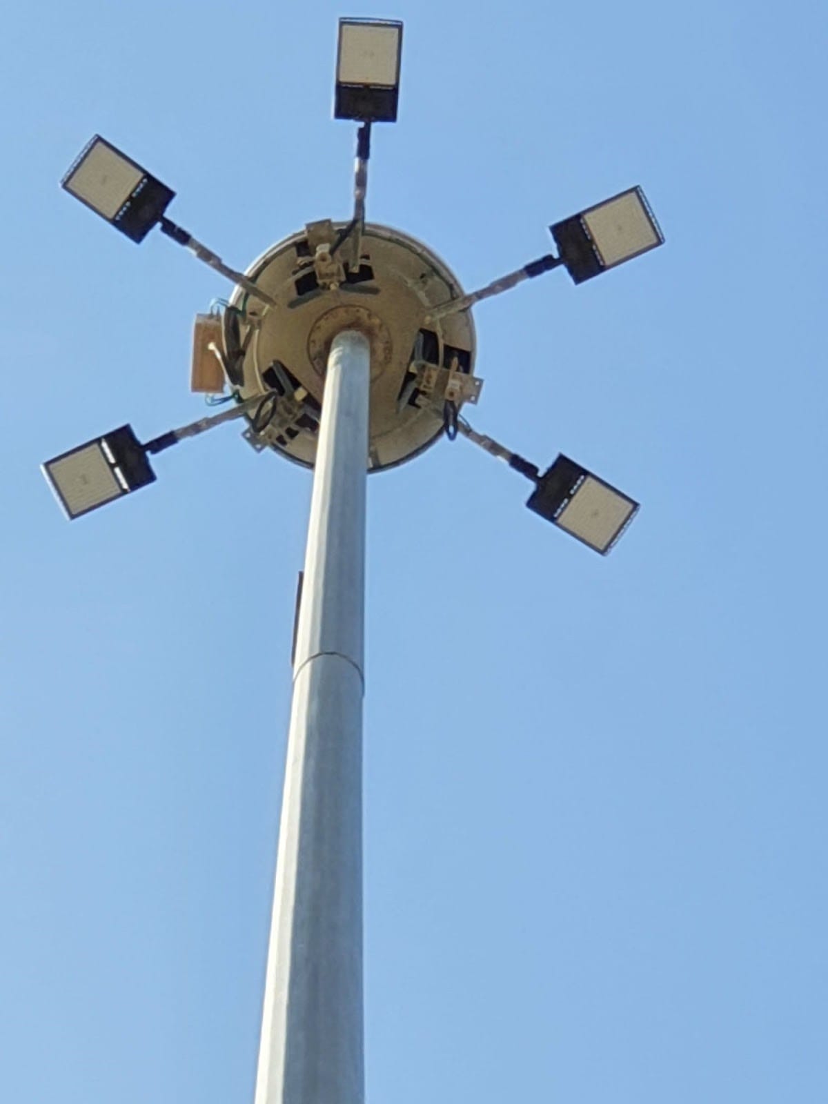 High Mast LED Lights: Roadway Illumination & Efficiency